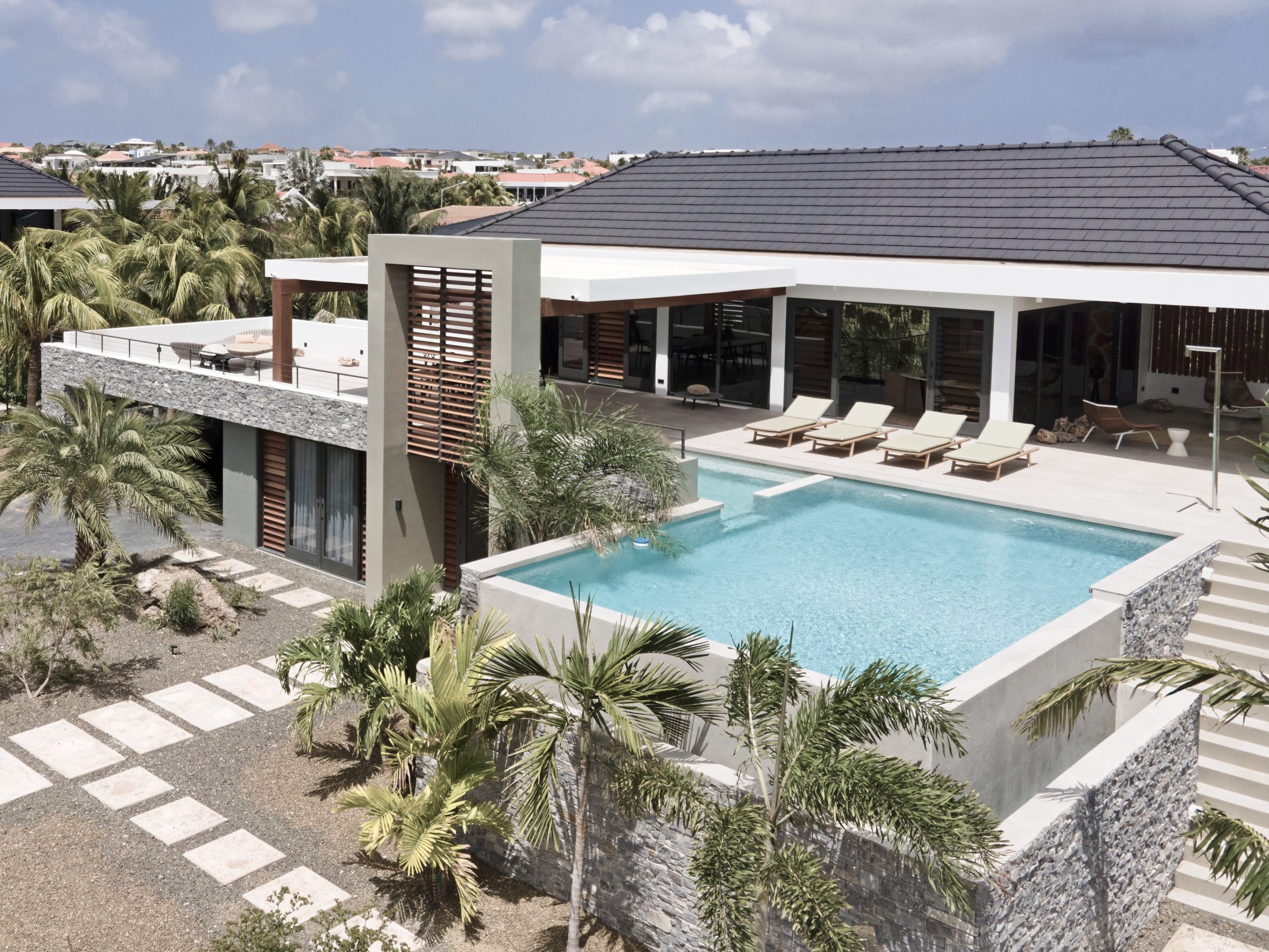 Publication Excellent: Sea Roots Villa - STATE
